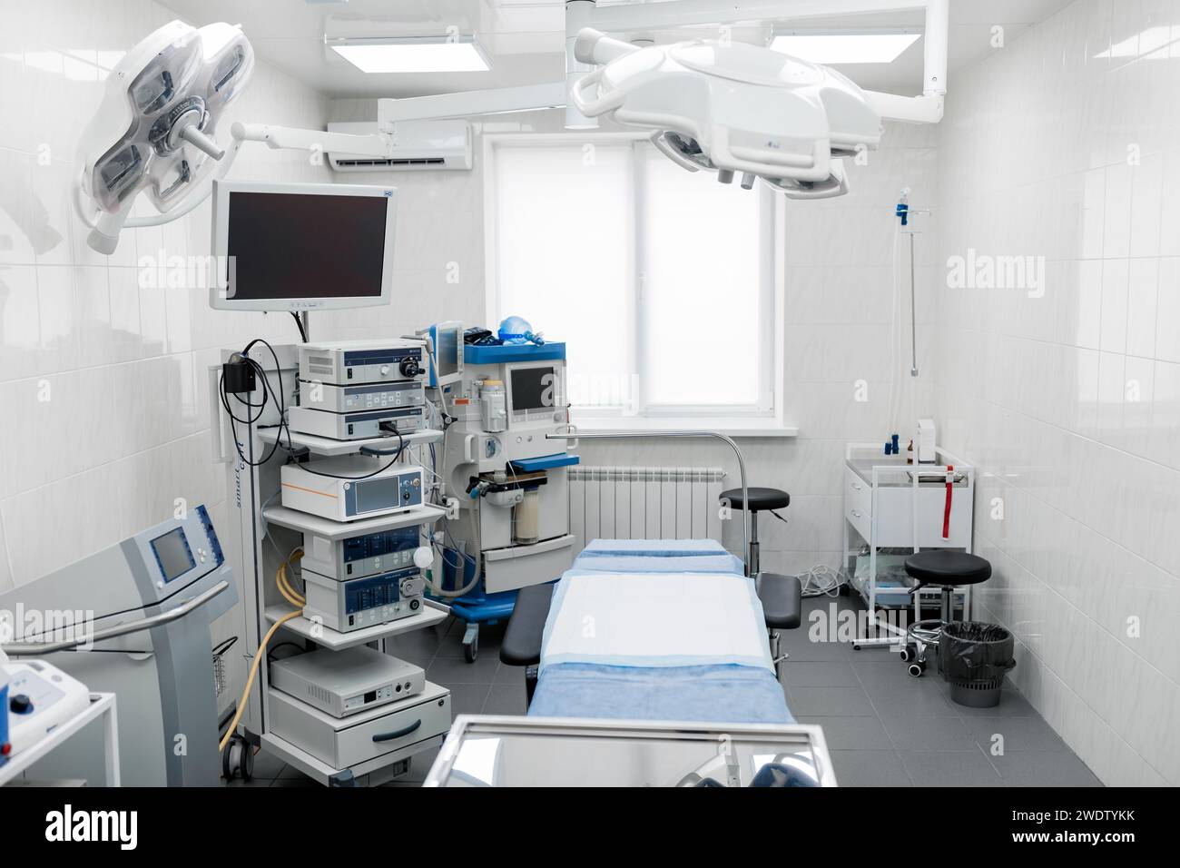Photo of operating room table hi-res stock photography and images - Alamy
