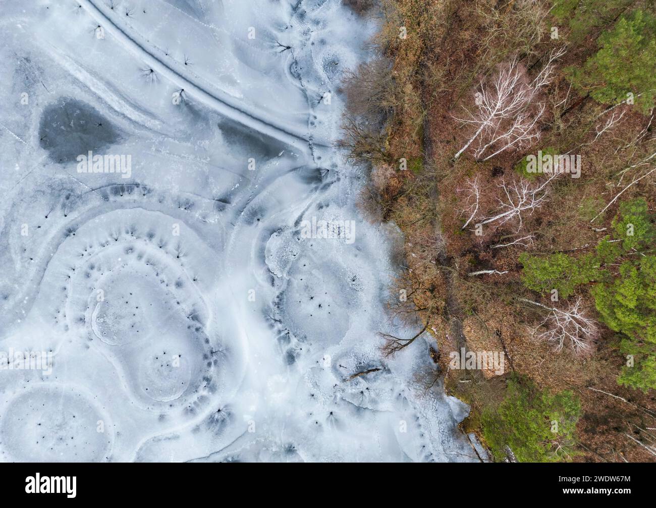 Treplin, Germany. 22nd Jan, 2024. Cracks appear in the ice of Lake ...
