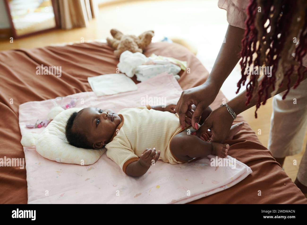 Mother changing diaper of newborn baby girl Stock Photo - Alamy