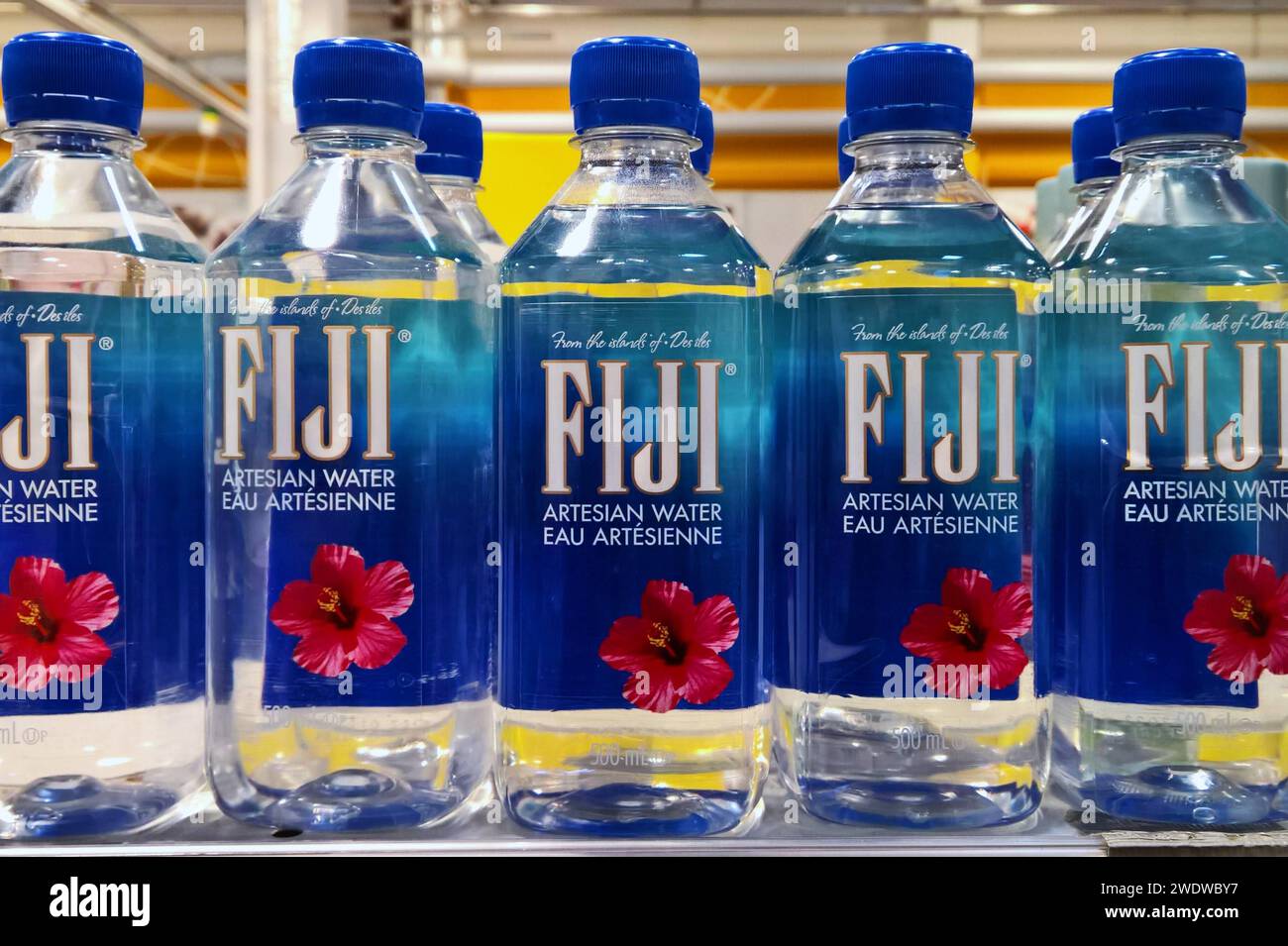 Fiji water being bottled hi-res stock photography and images - Alamy