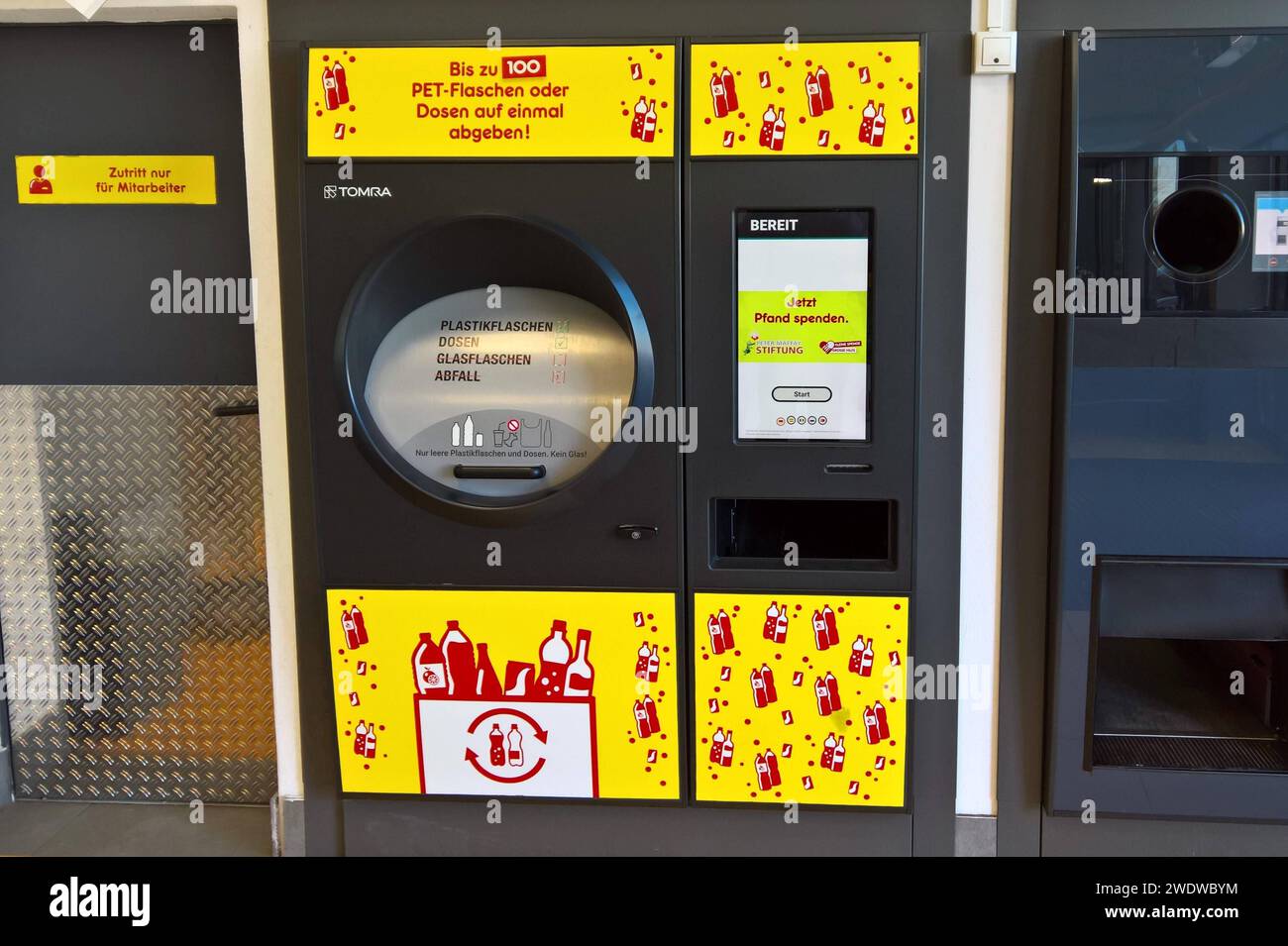 Leergut - Rückgabe. Automat kann bis zu 100 leere PET Flaschen oder ...