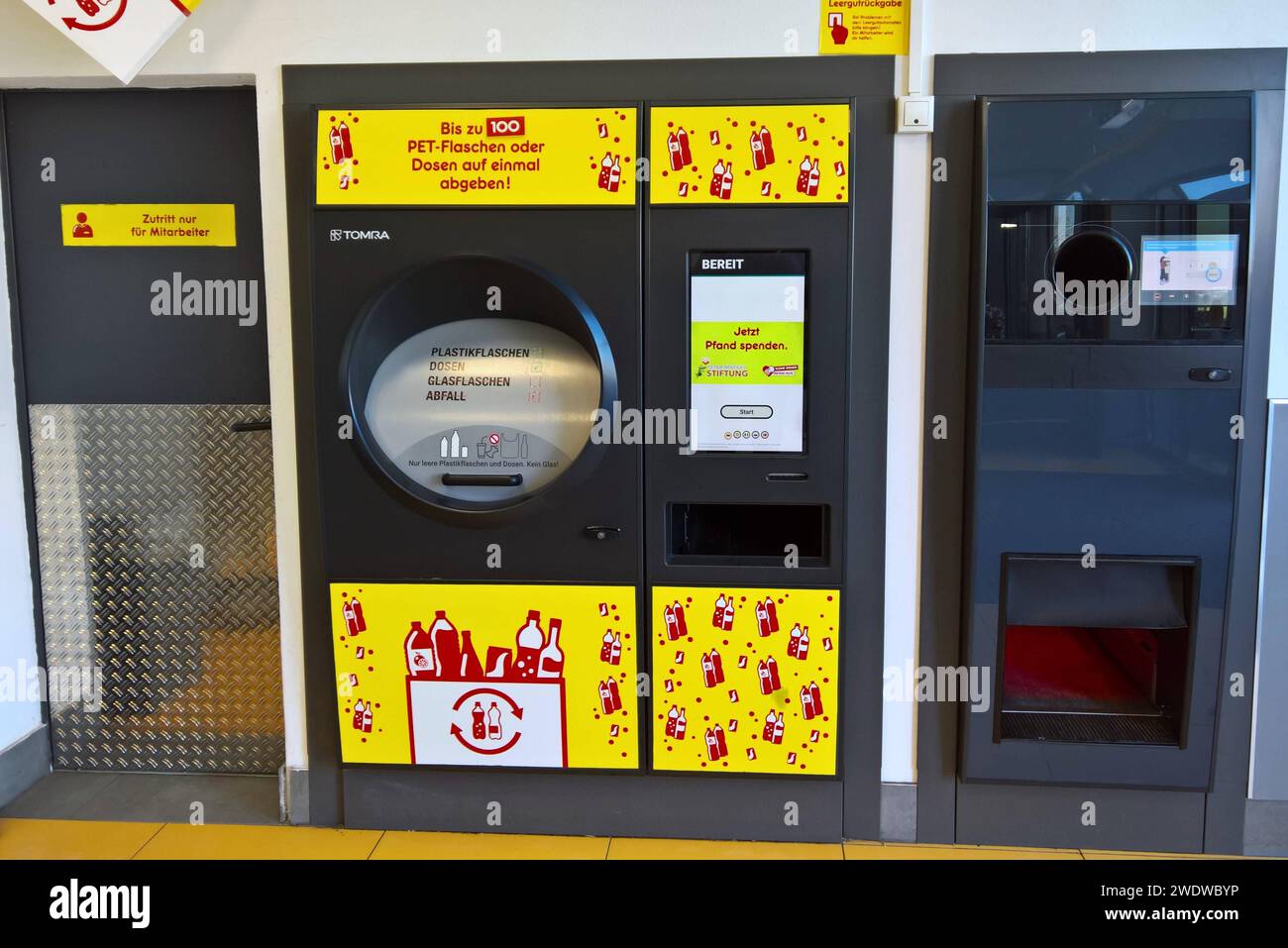 Leergut - Rückgabe. Automat kann bis zu 100 leere PET Flaschen oder ...