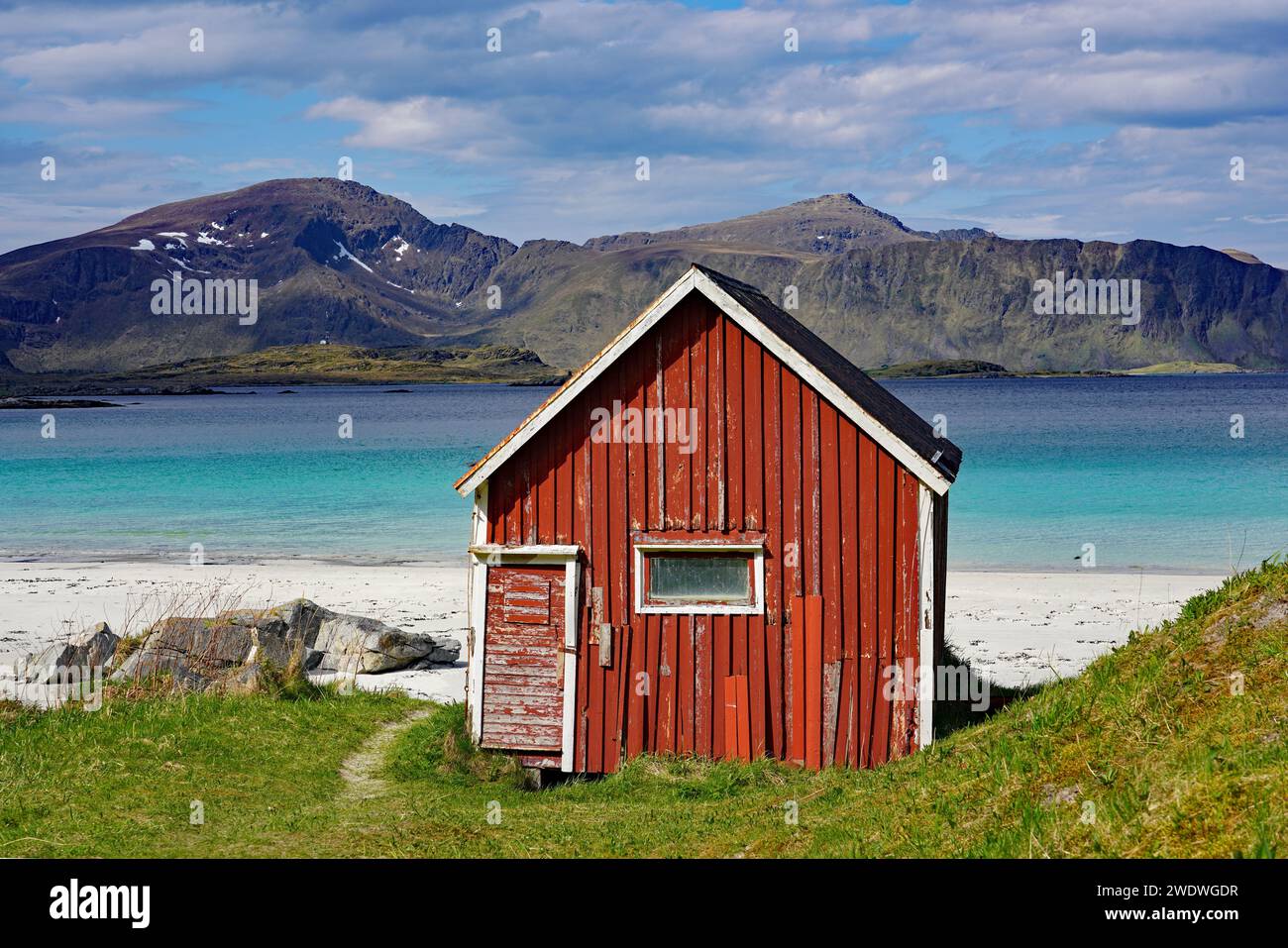 Lofoten red hut summer hi-res stock photography and images - Alamy