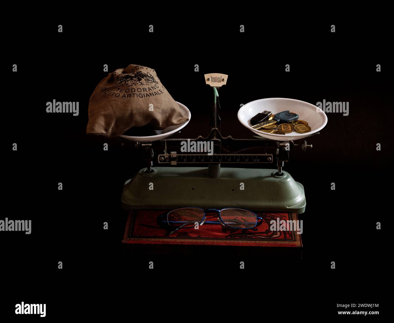 Old fashioned weights hi-res stock photography and images - Alamy