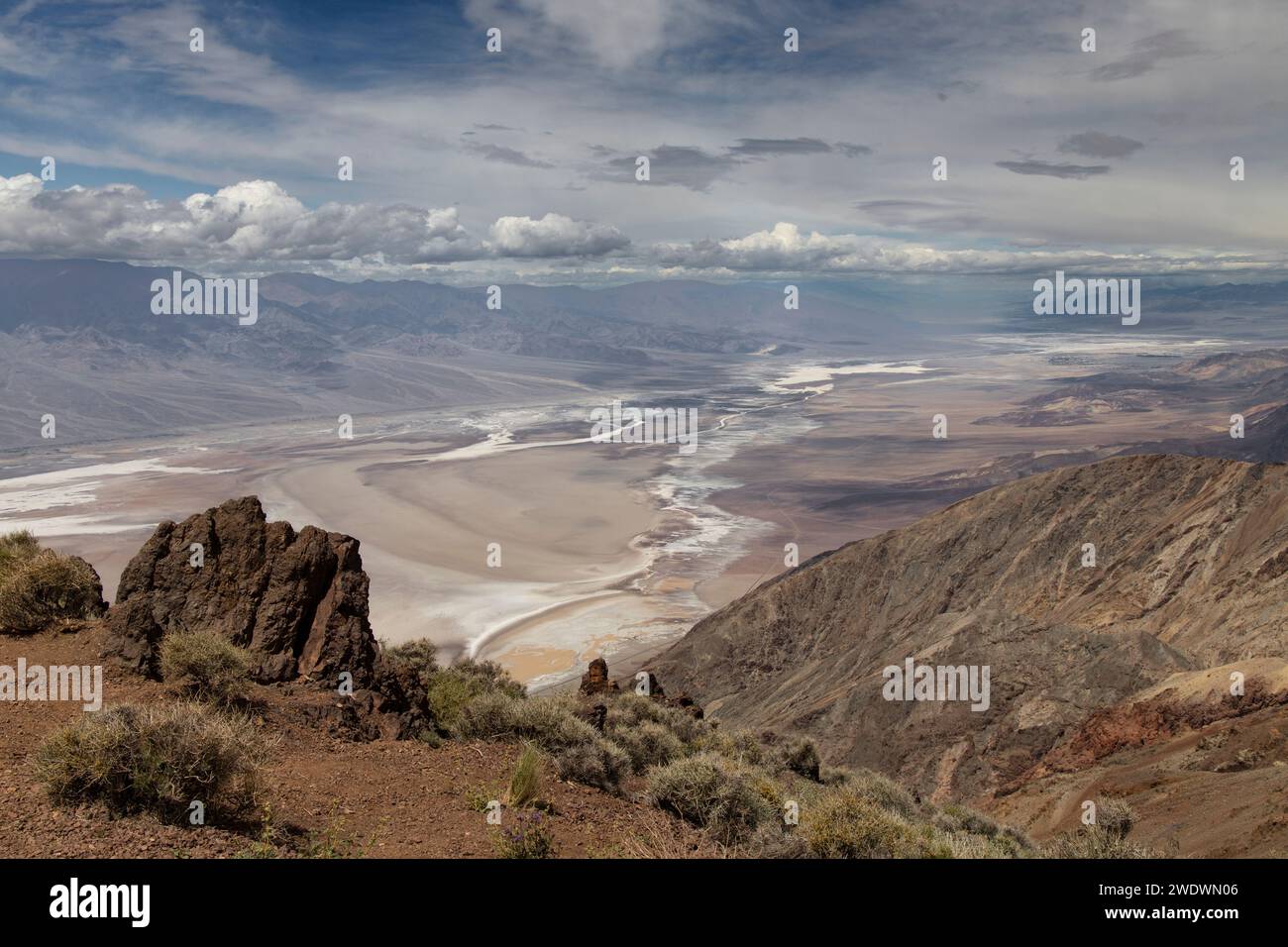 Death valley rocks mountains basin national park hi-res stock ...
