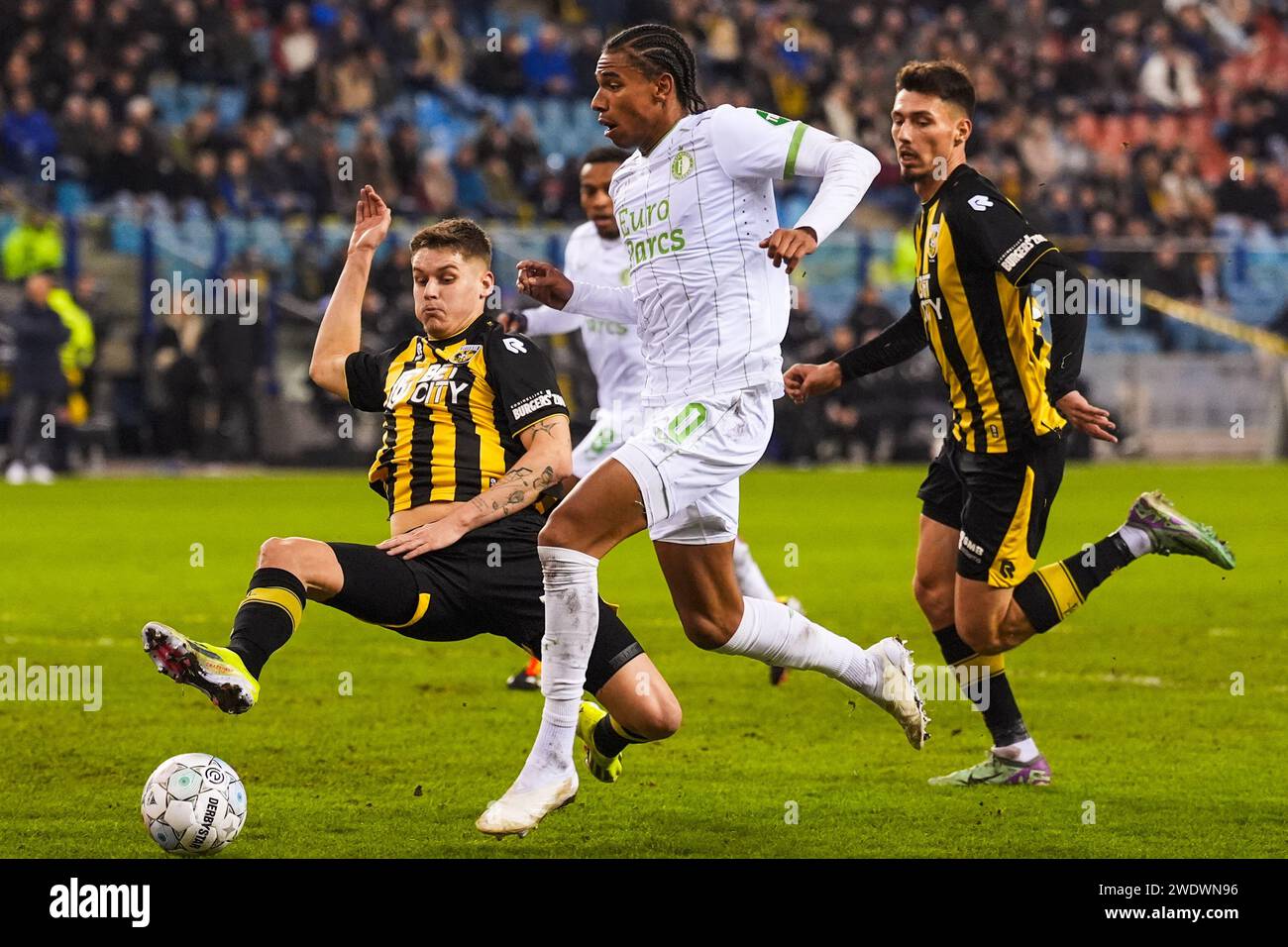 Arnhem - Ramon Hendriks of Vitesse, Calvin Stengs of Feyenoord, Dominik ...