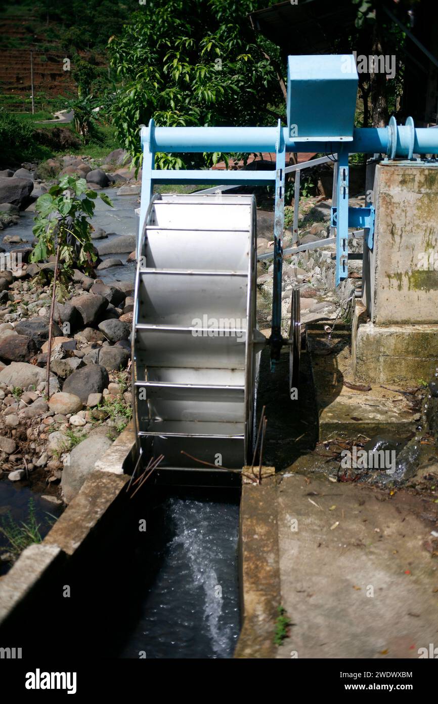 water wheel on the side of river Stock Photo - Alamy