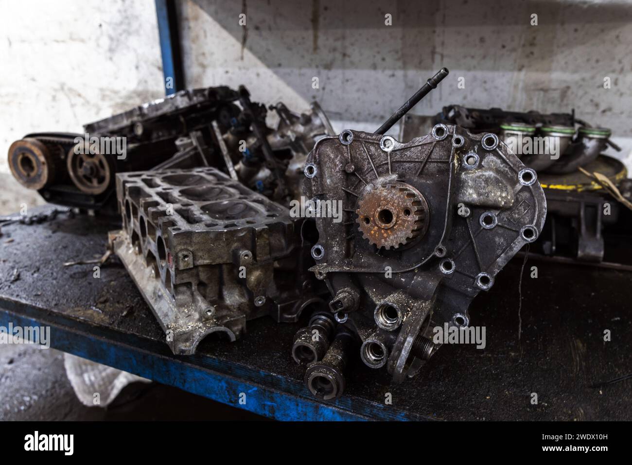 Old car repair shop hi-res stock photography and images - Alamy