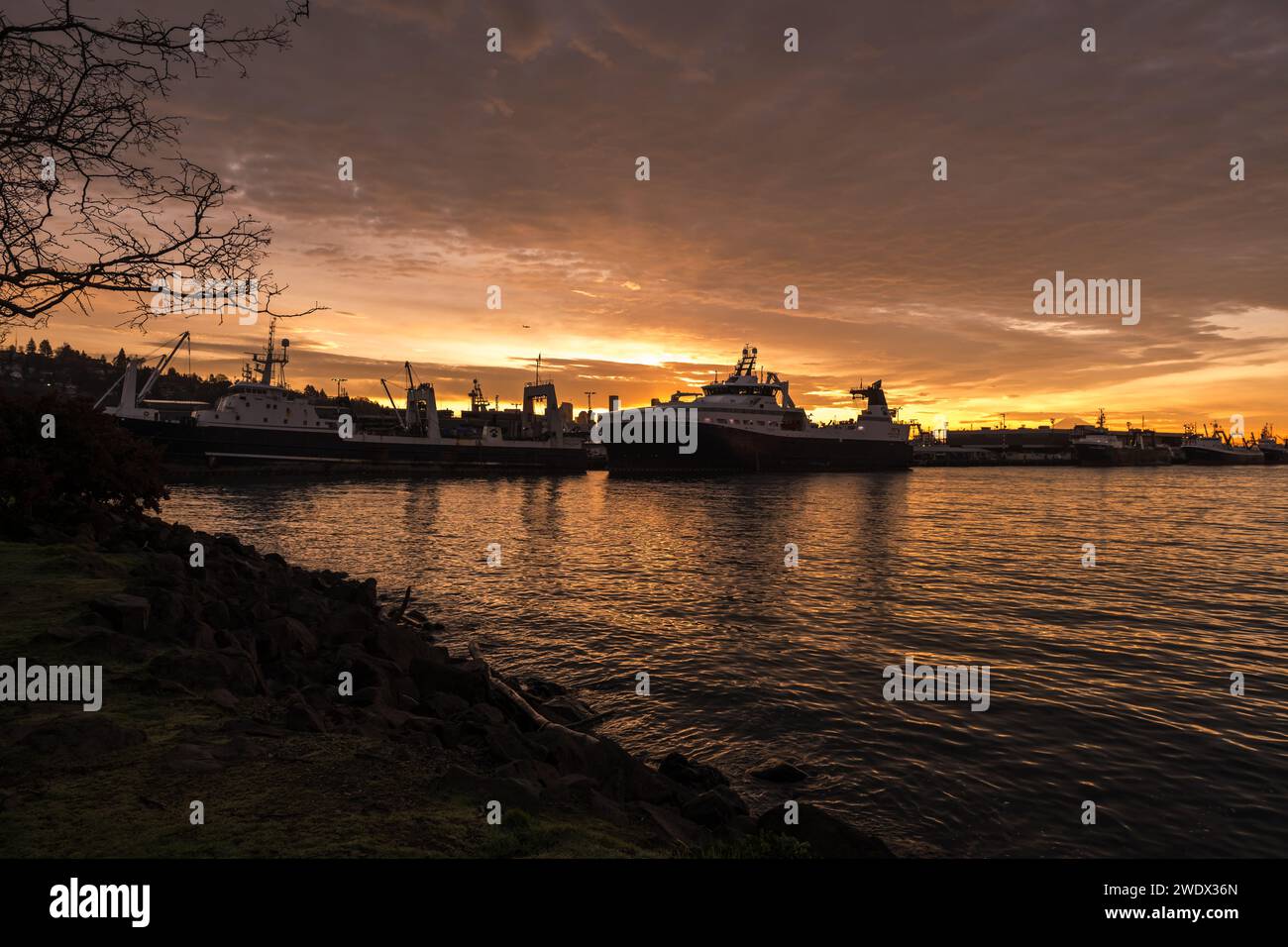 Seattle, USA. 13 Dec, 2023. Sunrise over Seattle Stock Photo - Alamy