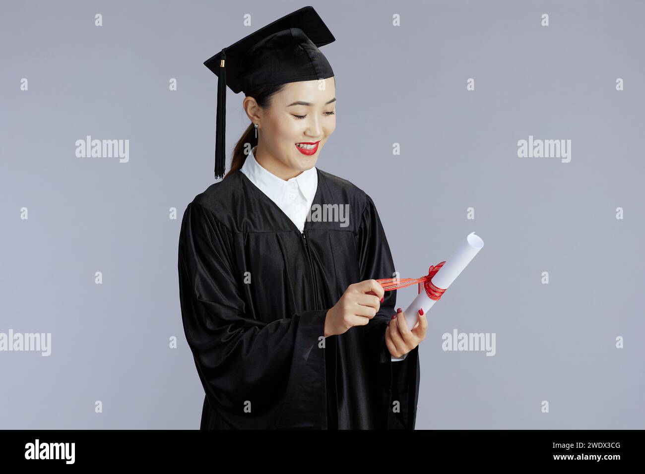 Pretty brunette college student hi-res stock photography and images - Alamy
