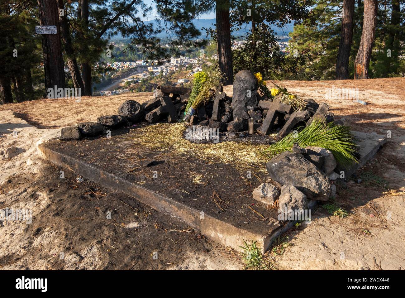 deidad Pascual Abaj, situado en su altar, cerro Turkaj ...