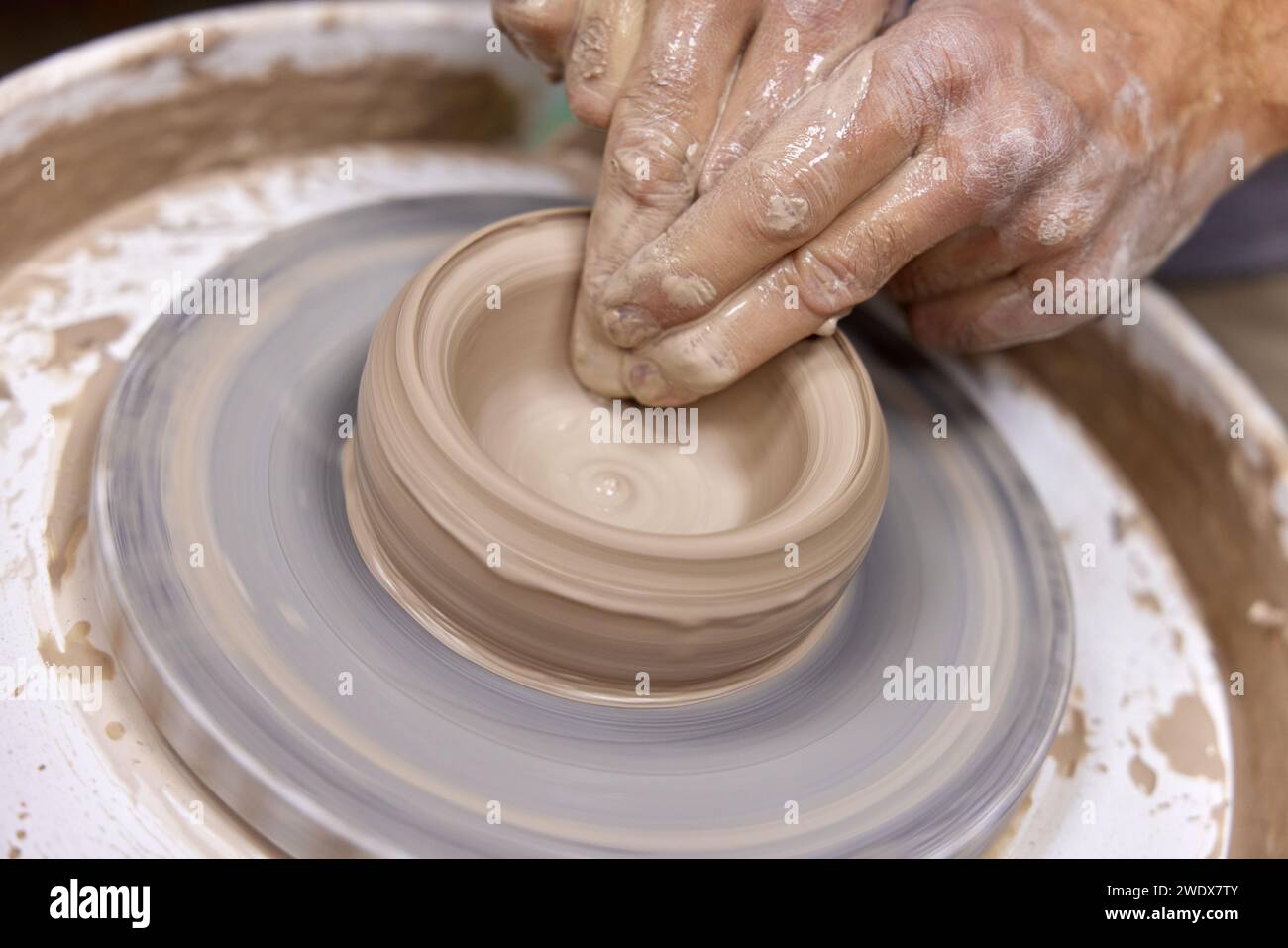 Female potter creating workshop sculpting hi-res stock photography and ...