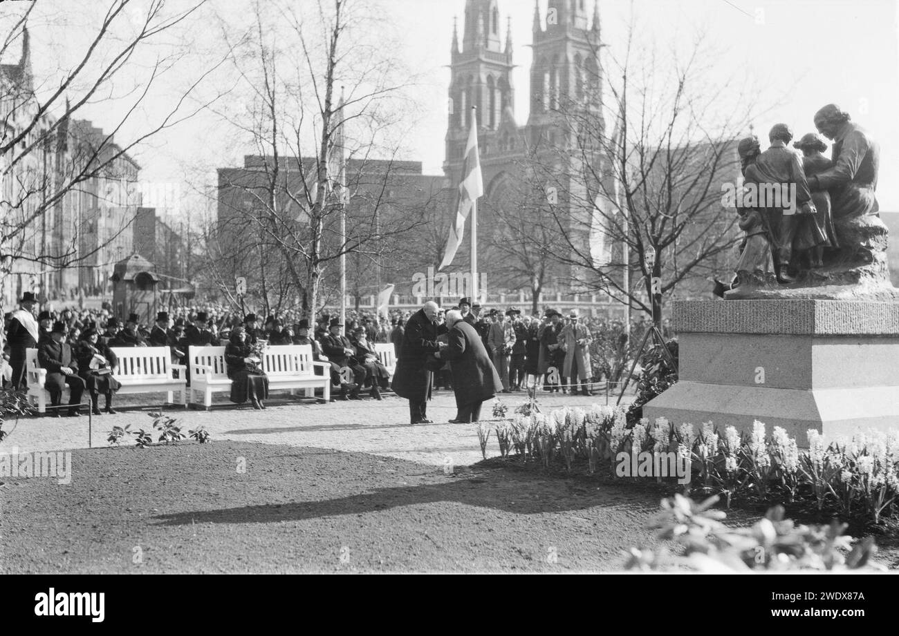Aarne Pietinen - President Svinhufvud congratulating sculptor Ville ...