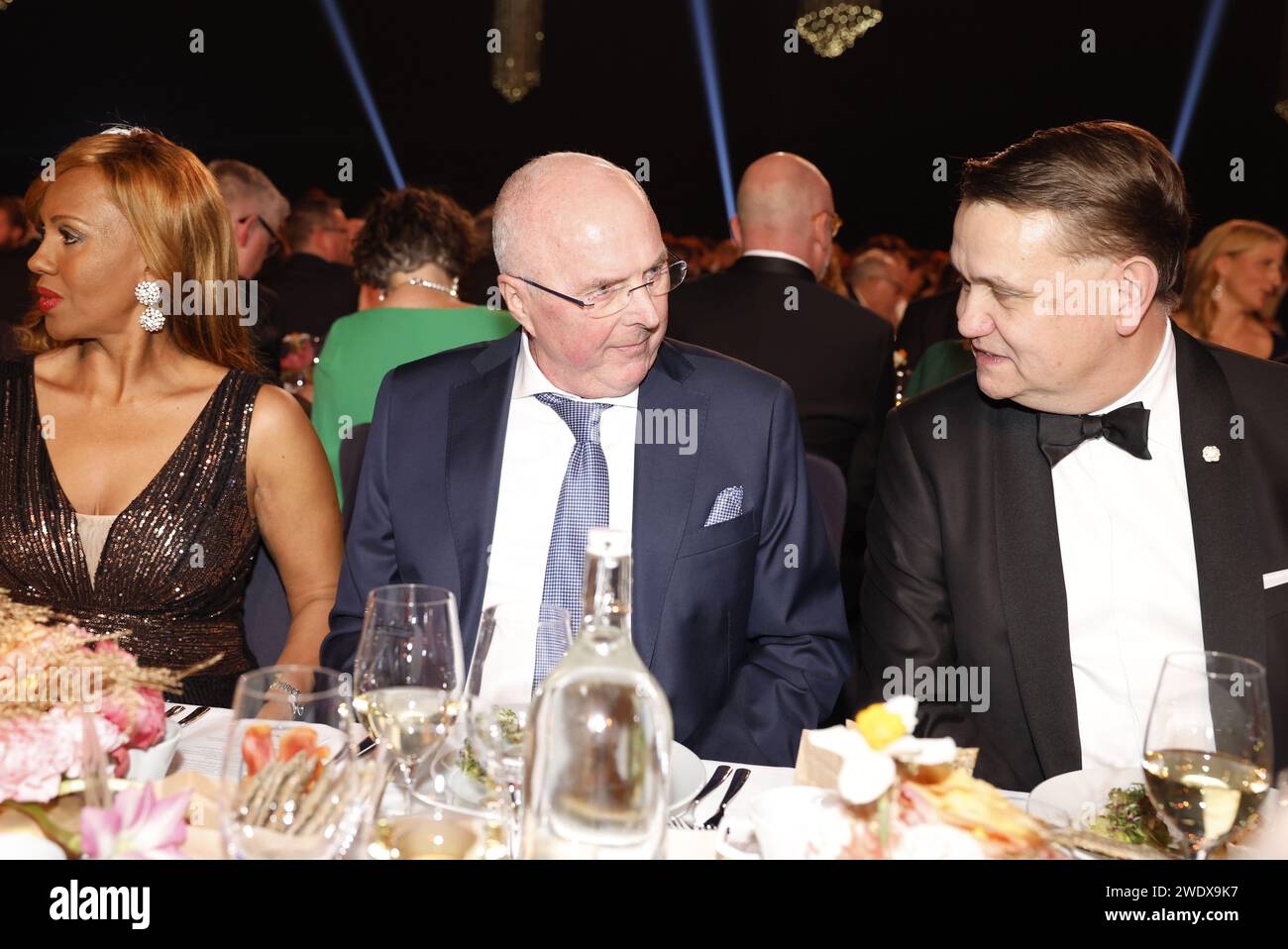 Swedish football manager Sven-Goran "Svennis" Eriksson (C) at the table ...