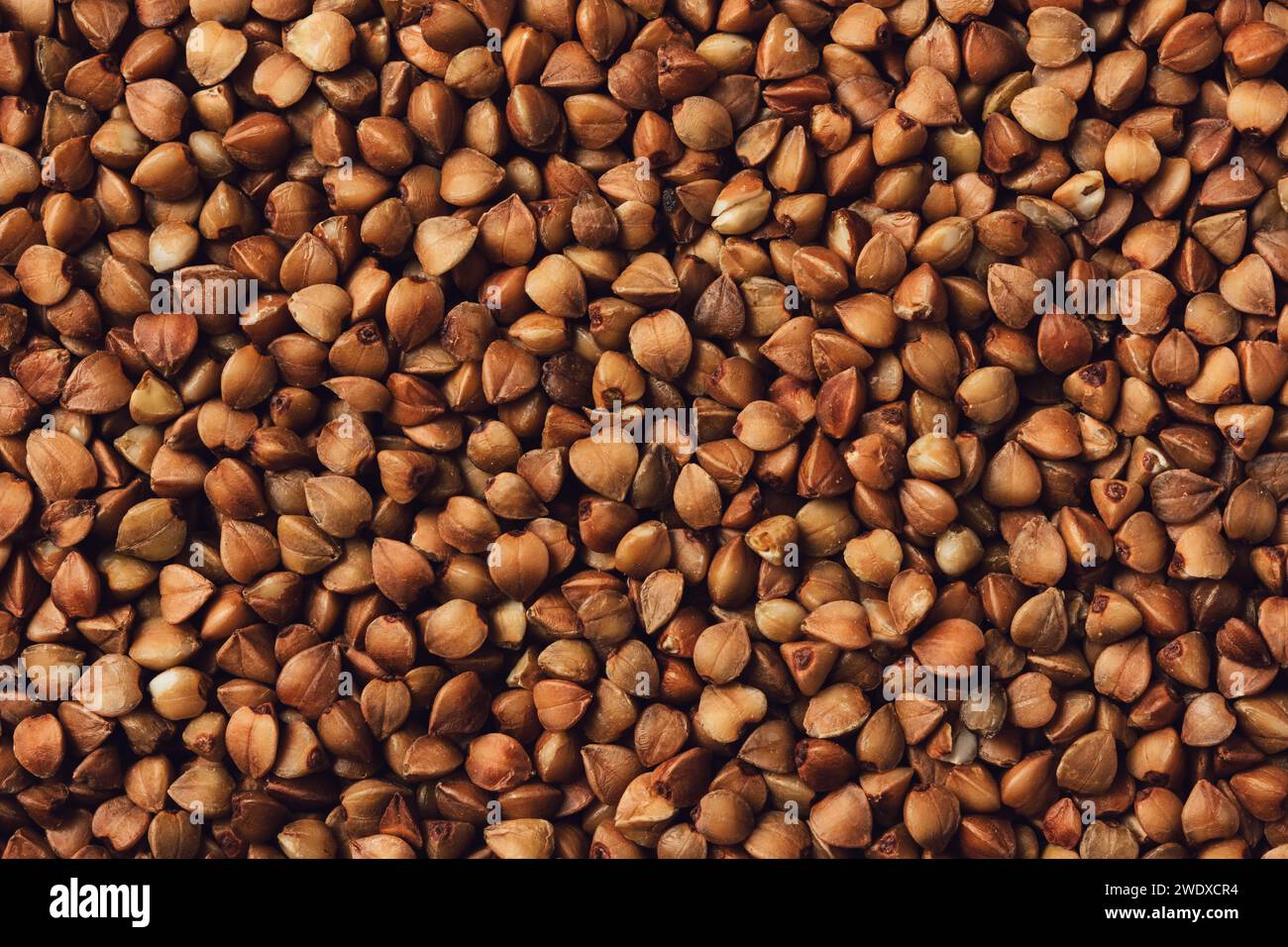 Buckwheat groats background. Raw uncooked buckwheat Stock Photo - Alamy