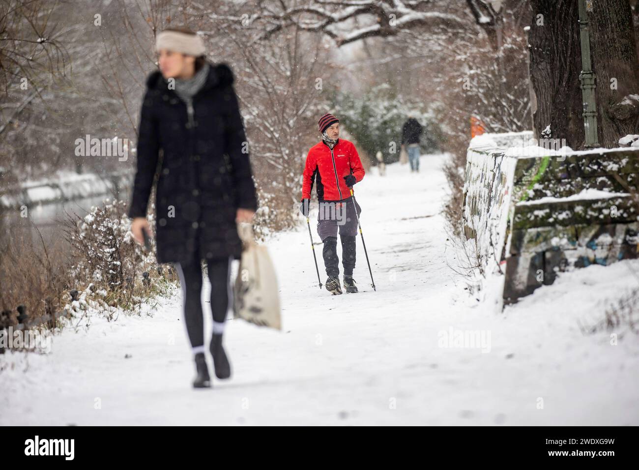 nach einem Schneefall in Berlin am 16. Januar 2024. Schnee in Berlin ...