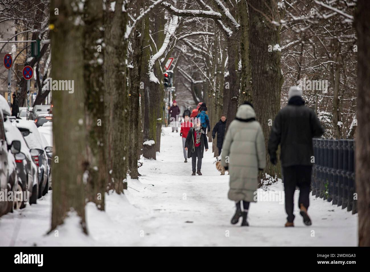 Menschen laufen dem Maybachufer entlang nach einem Schneefall in Berlin ...