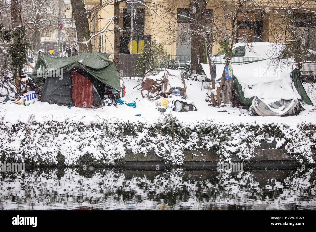 Zelten von Obdachlosen auf dem Maybachufer entlang des Landwehrkanals nach einem Schneefall in ...