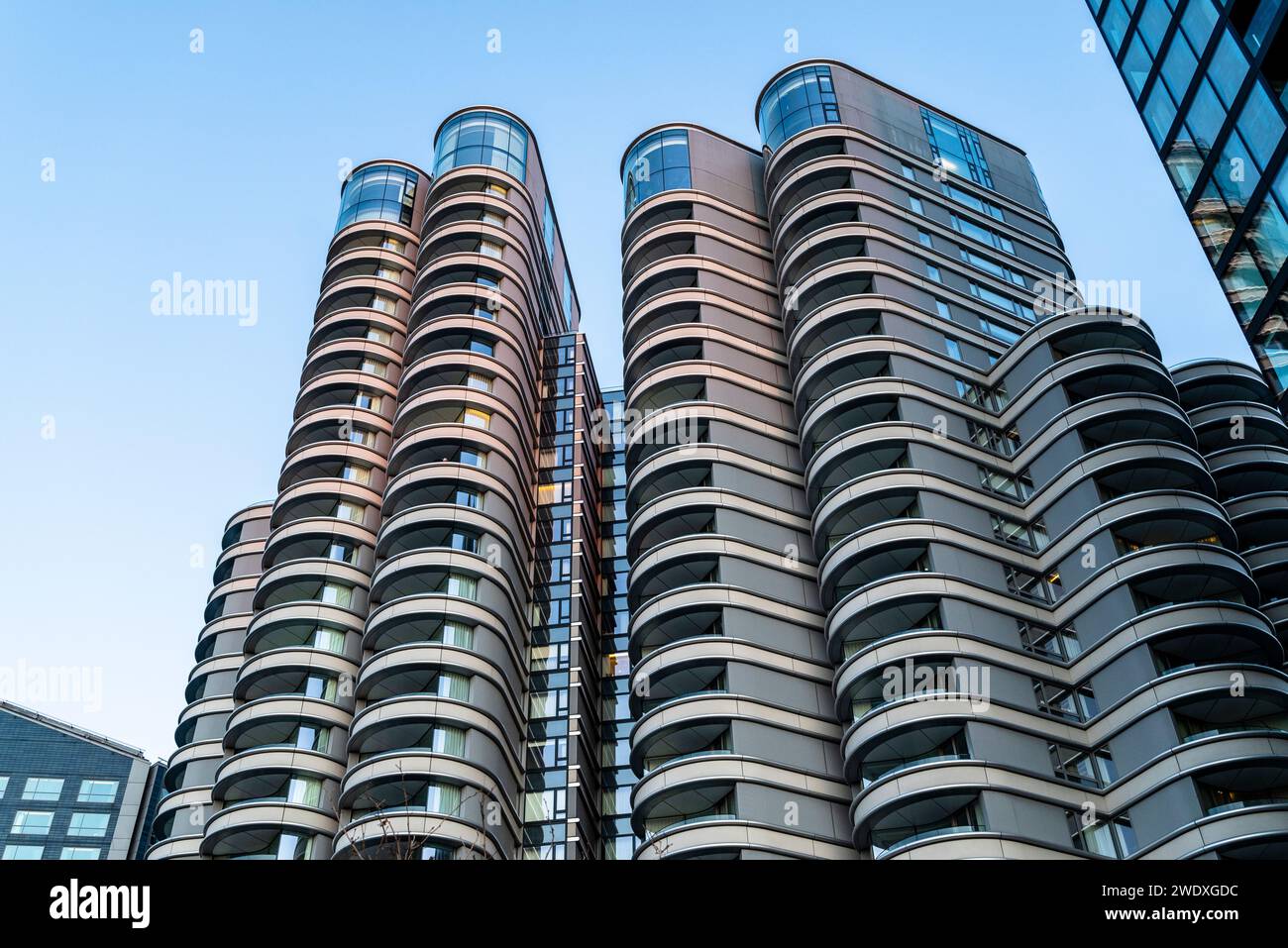 Luxury block flats on albert embankment hi-res stock photography and ...
