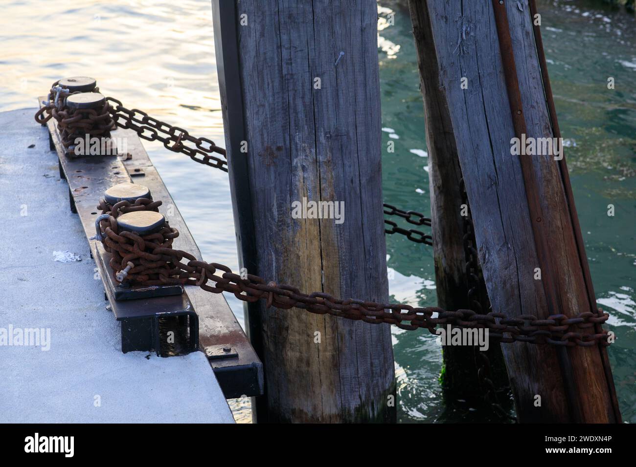 Ships mooring bollard heavy hi-res stock photography and images - Alamy