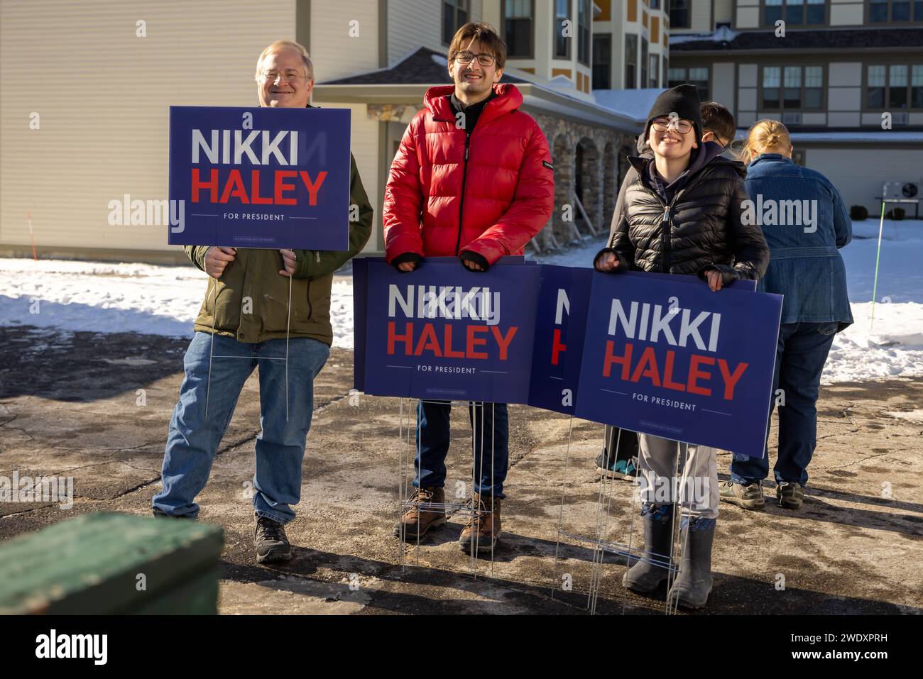 FRANKLIN, NEW HAMPSHIRE - JANUARY 22: Voters hold tree lawn signs ...