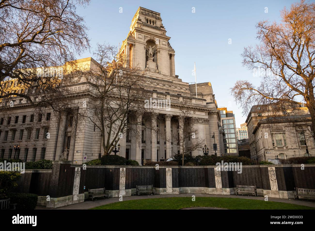 Trinity Square Gardens and Four Seasons Hotel London at Ten Trinity ...