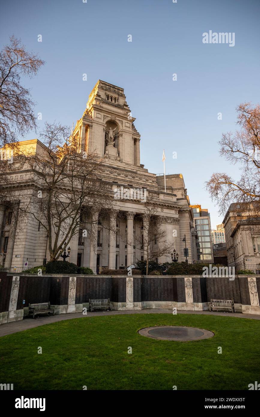 Trinity Square Gardens and Four Seasons Hotel London at Ten Trinity ...