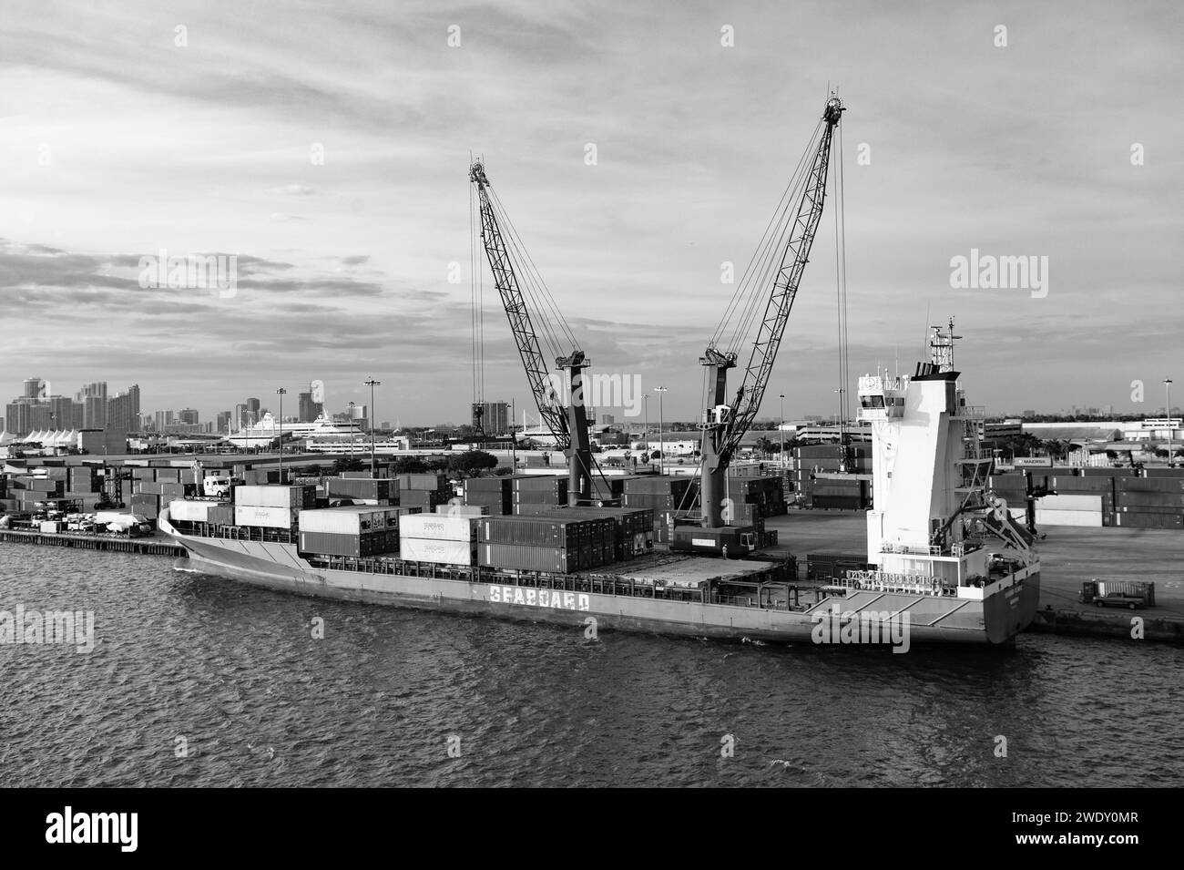 Container ship usa Black and White Stock Photos & Images - Alamy