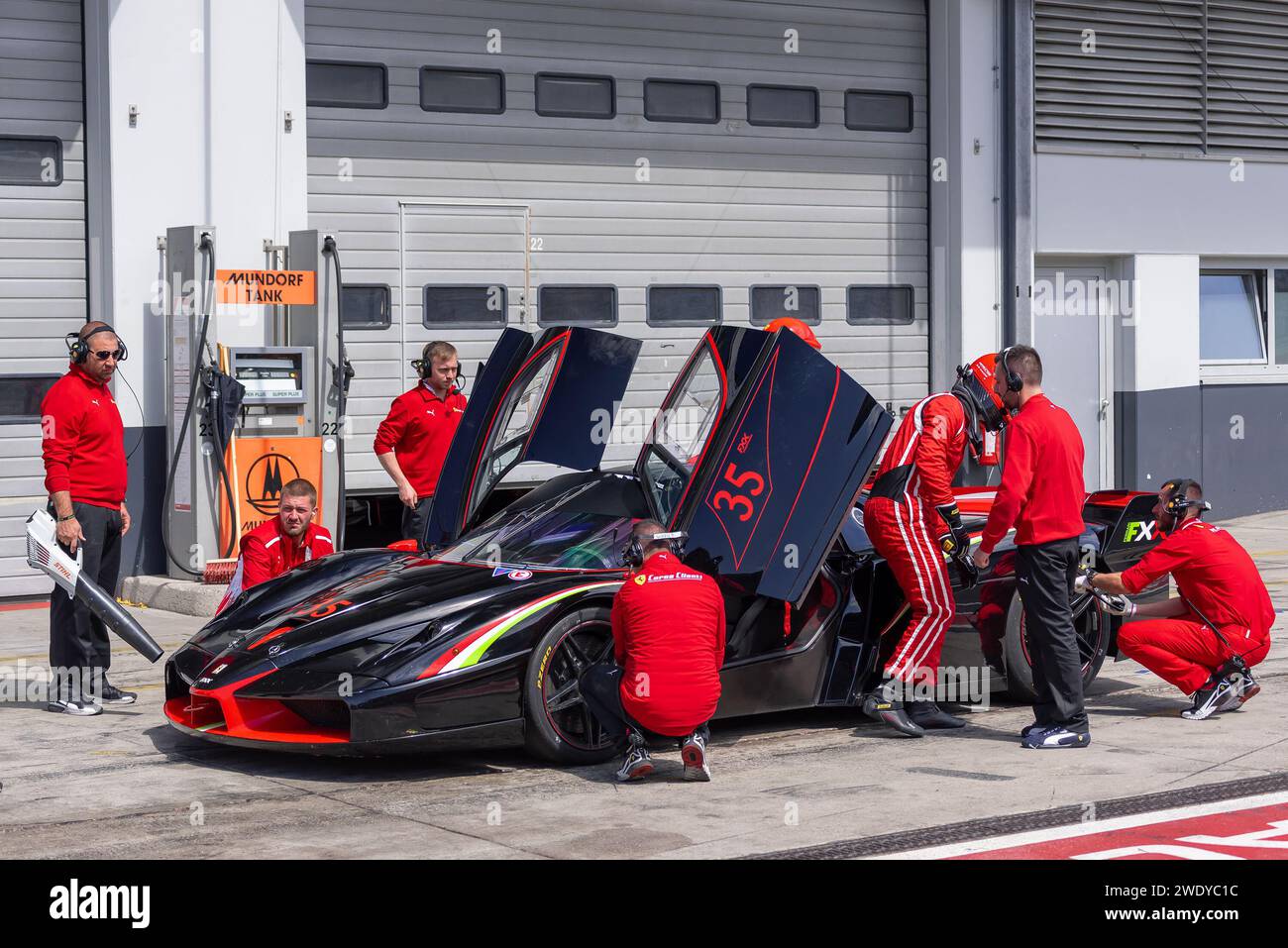 Pit stop ferrari hi-res stock photography and images - Alamy