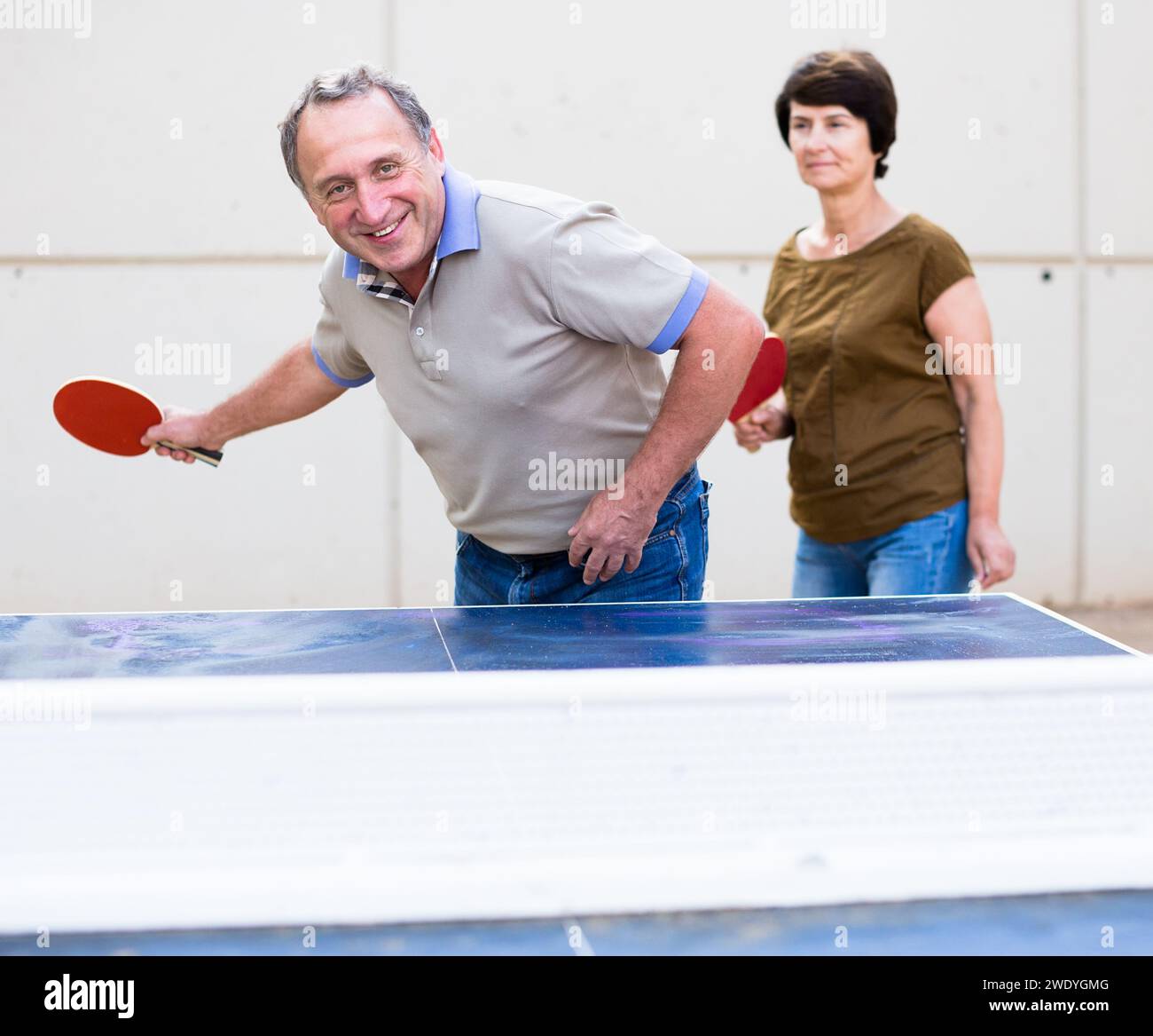 Bature couple playing ping pong Stock Photo - Alamy