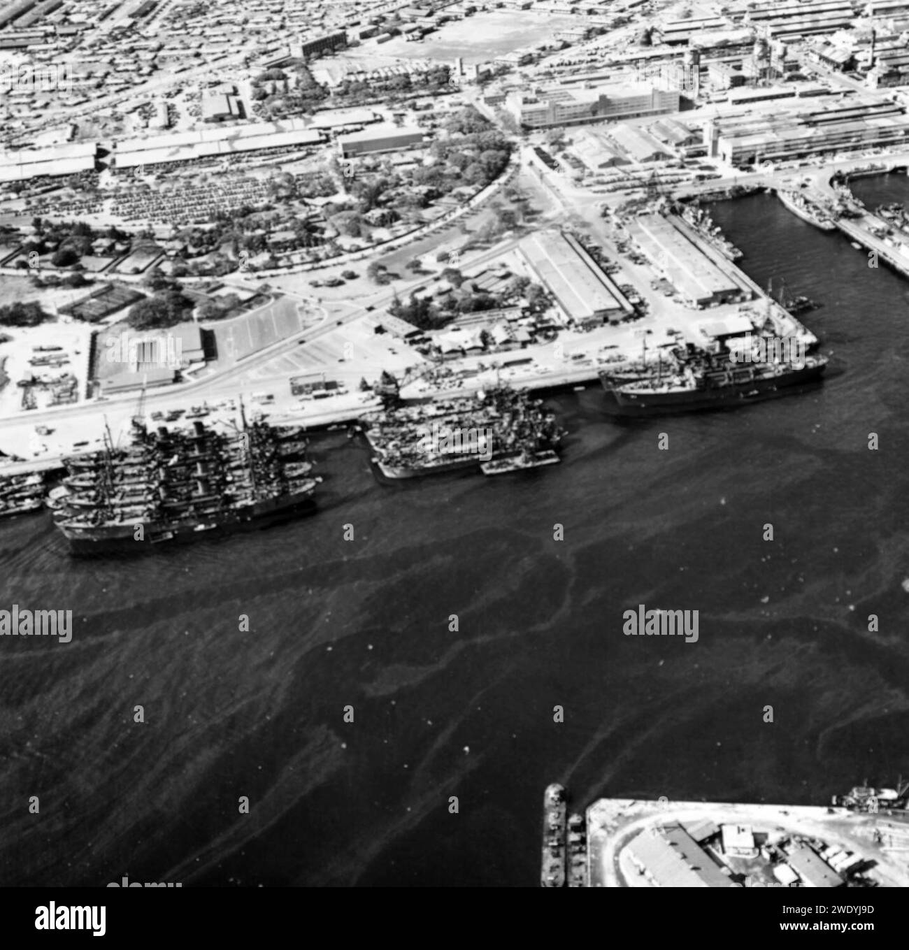 Aerial view of the Pearl Harbor Naval Shipyard wharf, Hawaii (USA), 27 ...