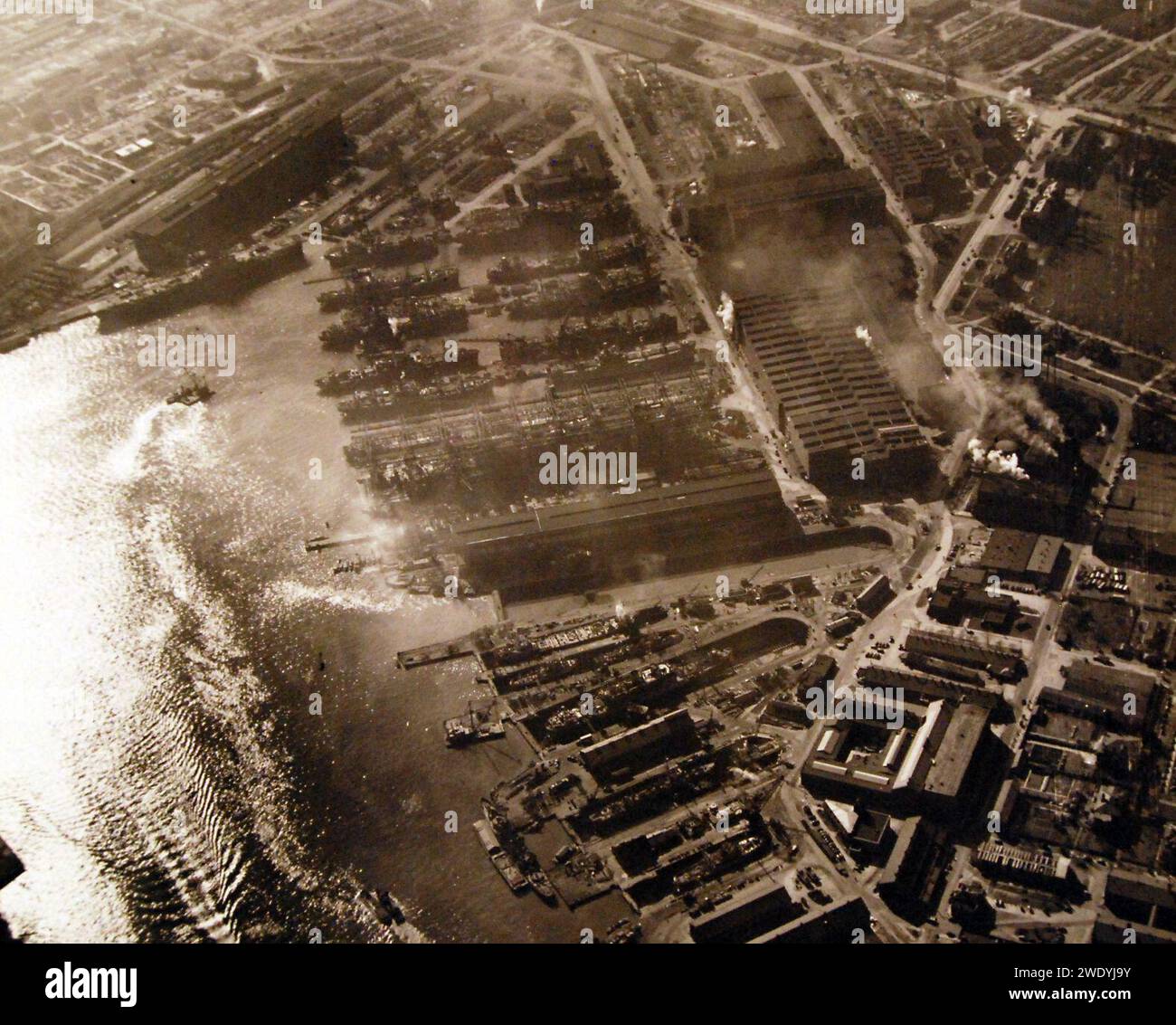 Aerial view of the Norfolk Naval Shipyard, Virginia (USA), on 17 ...