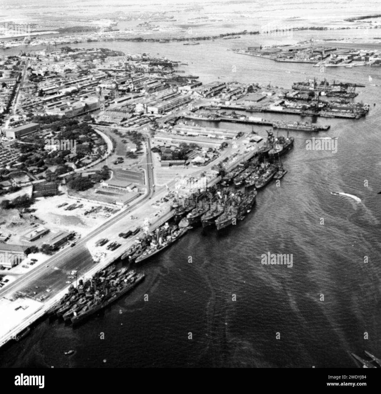 Aerial view of the Pearl Harbor Naval Shipyard, Hawaii (USA), 27 ...