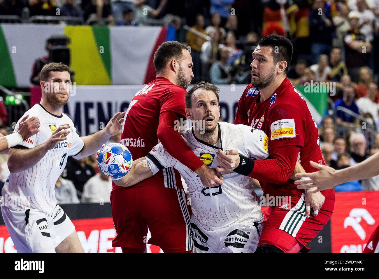 Bendeguz Boka (Ungarn, #7), Kai H?fner (Deutschland, #25) im Wurf ...