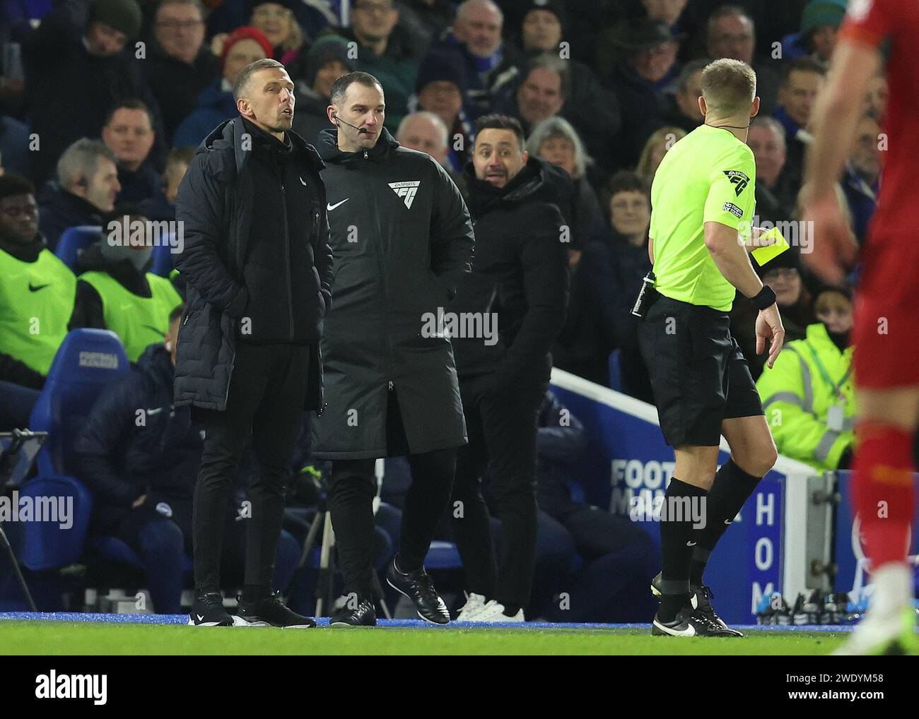 Gary o'neil referee hi-res stock photography and images - Alamy
