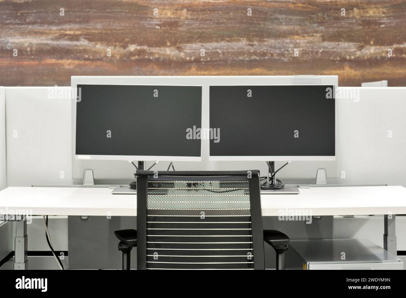 Empty office desk hi-res stock photography and images - Alamy