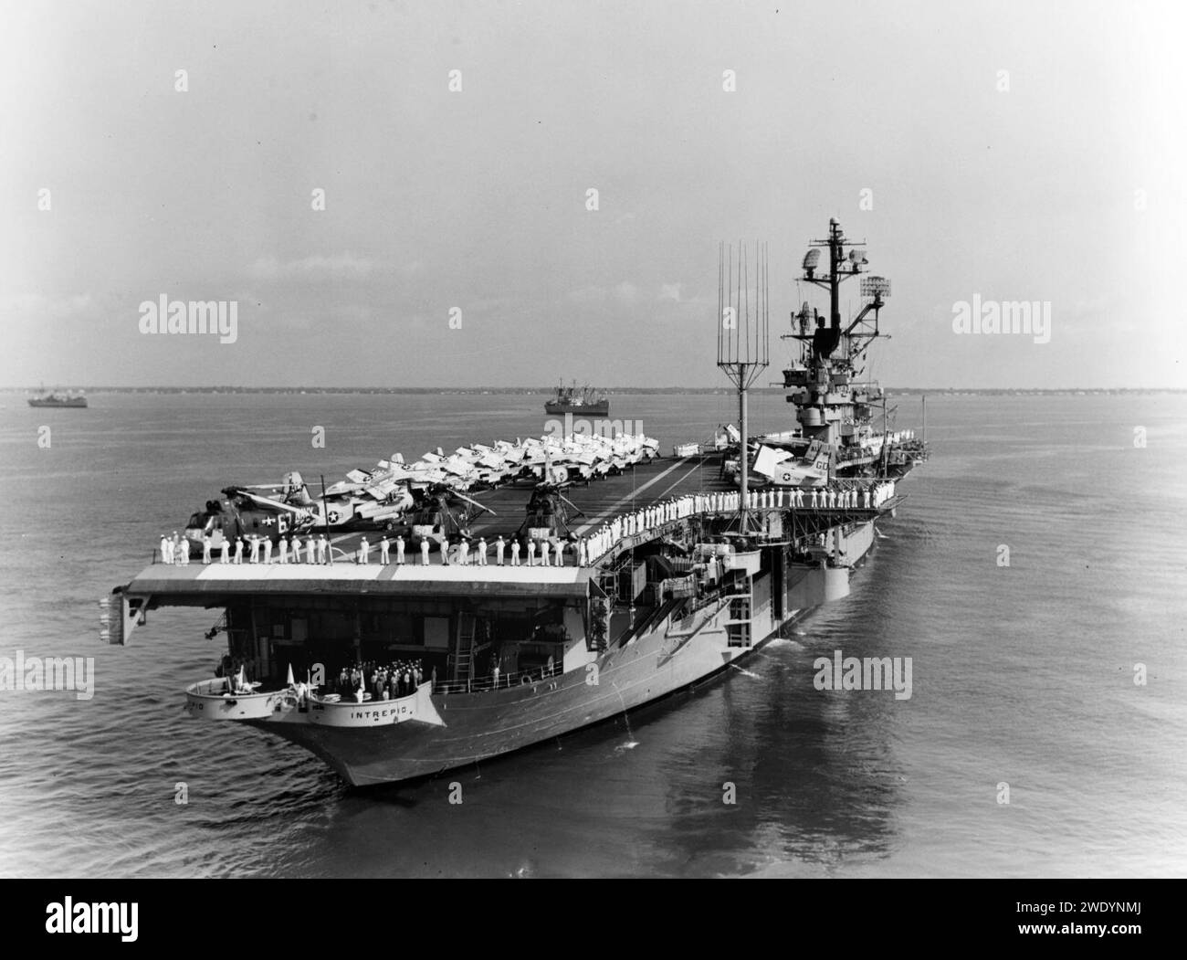 Aft view of USS Intrepid (CVS-11), circa in 1962-1963 Stock Photo - Alamy
