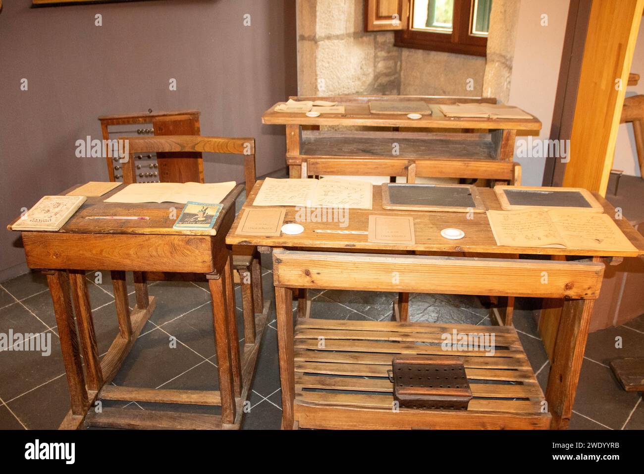 old classroom with wooden desks and chairs Stock Photo - Alamy
