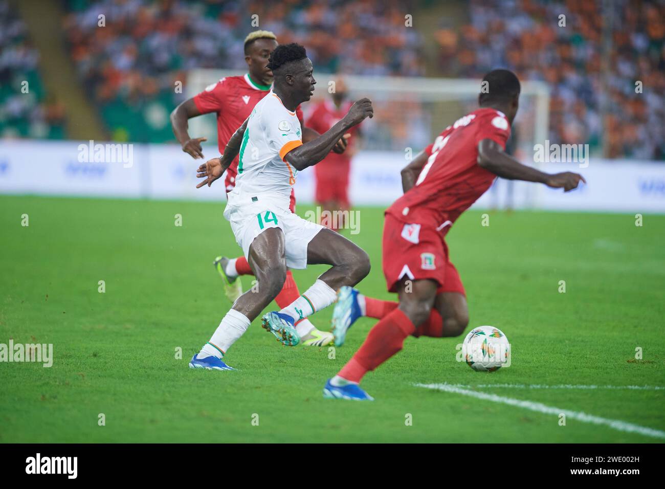 Ivorian Oumar Diakité under pressure from Equatorial Guineans Basilio ...