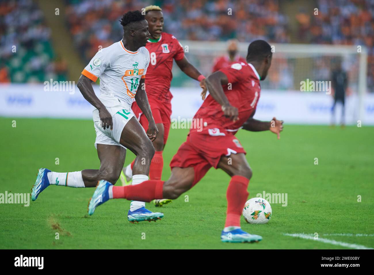Ivorian Oumar Diakité under pressure from Equatorial Guineans Basilio ...
