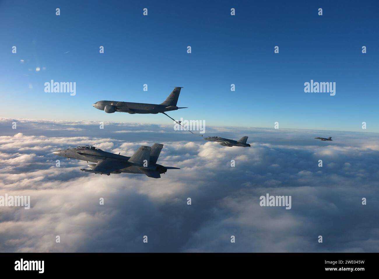 Mid air fueling hi-res stock photography and images - Alamy