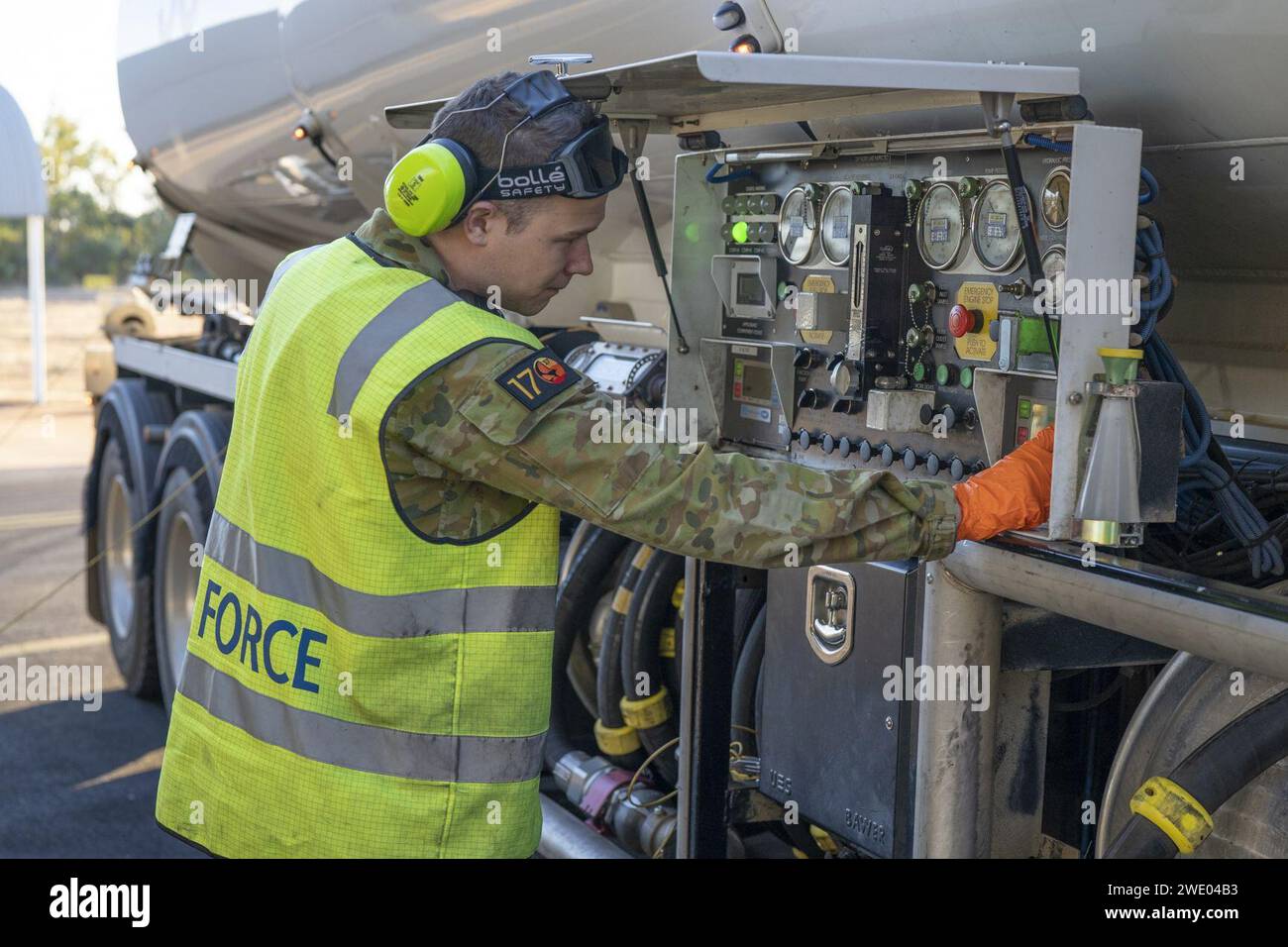 Aircraftsman from No 17 Squadron RAAF preparing to fuel a F-22 in July ...