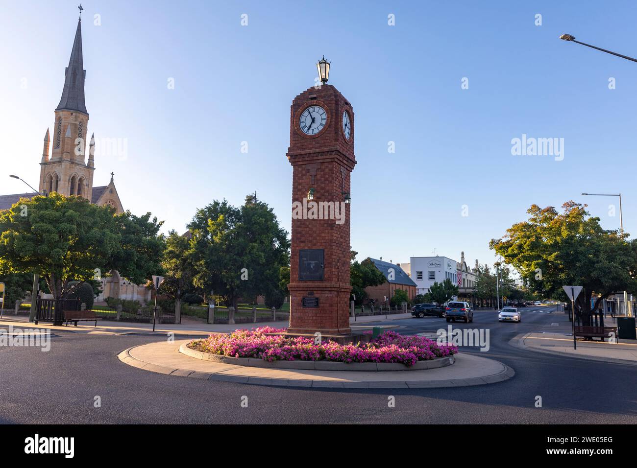 Mudgee town centre at dawn, the Mudgee Memorial clock erected in ...