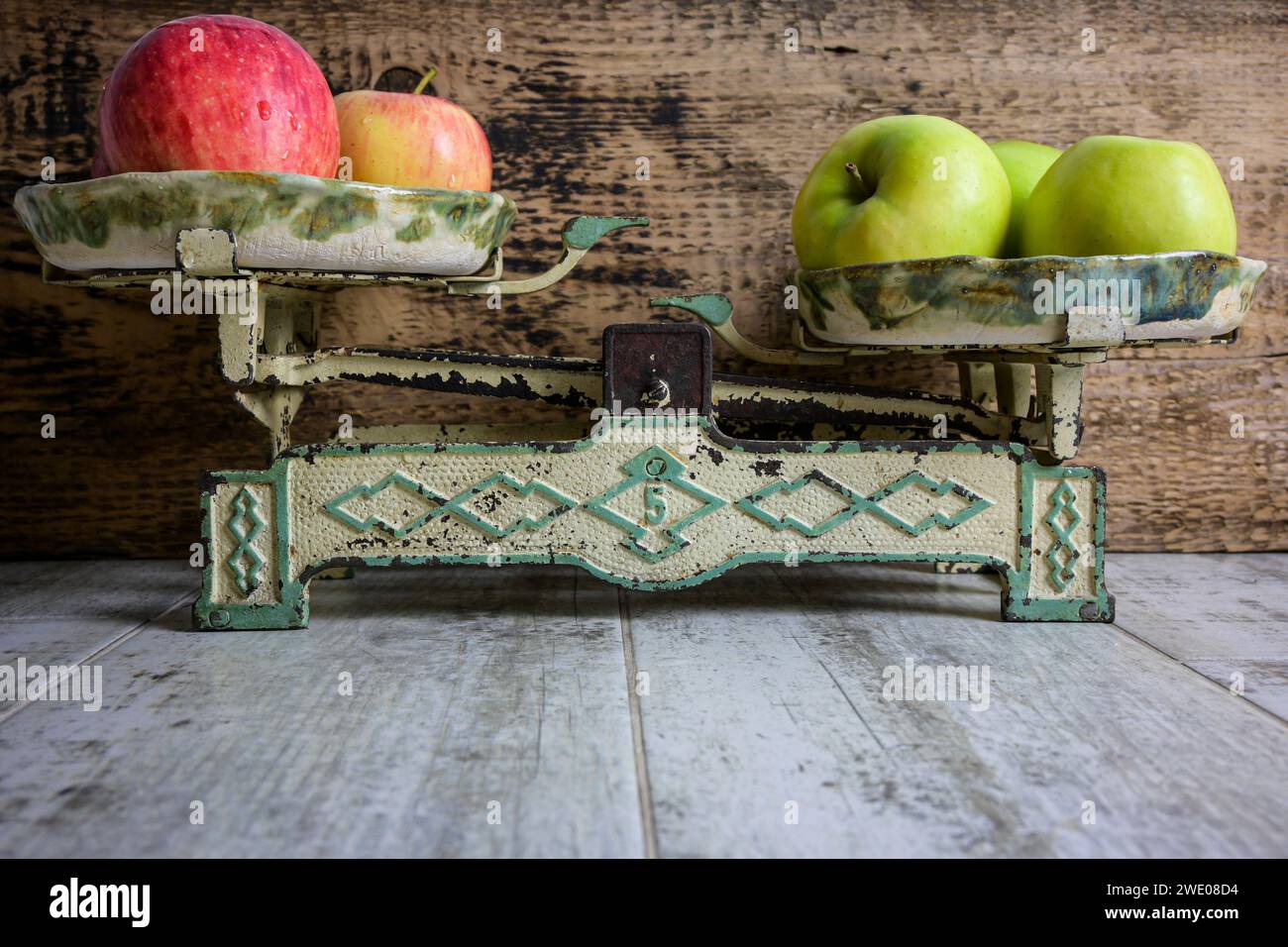 Apples weigh scale hi-res stock photography and images - Alamy