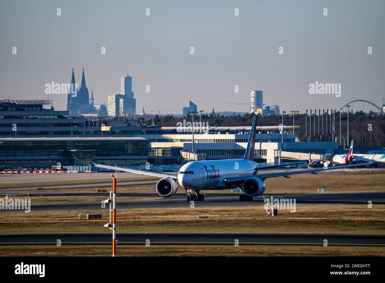 FedEx cargo aircraft, Boeing 777-FS2, taking off at Cologne-Bonn ...