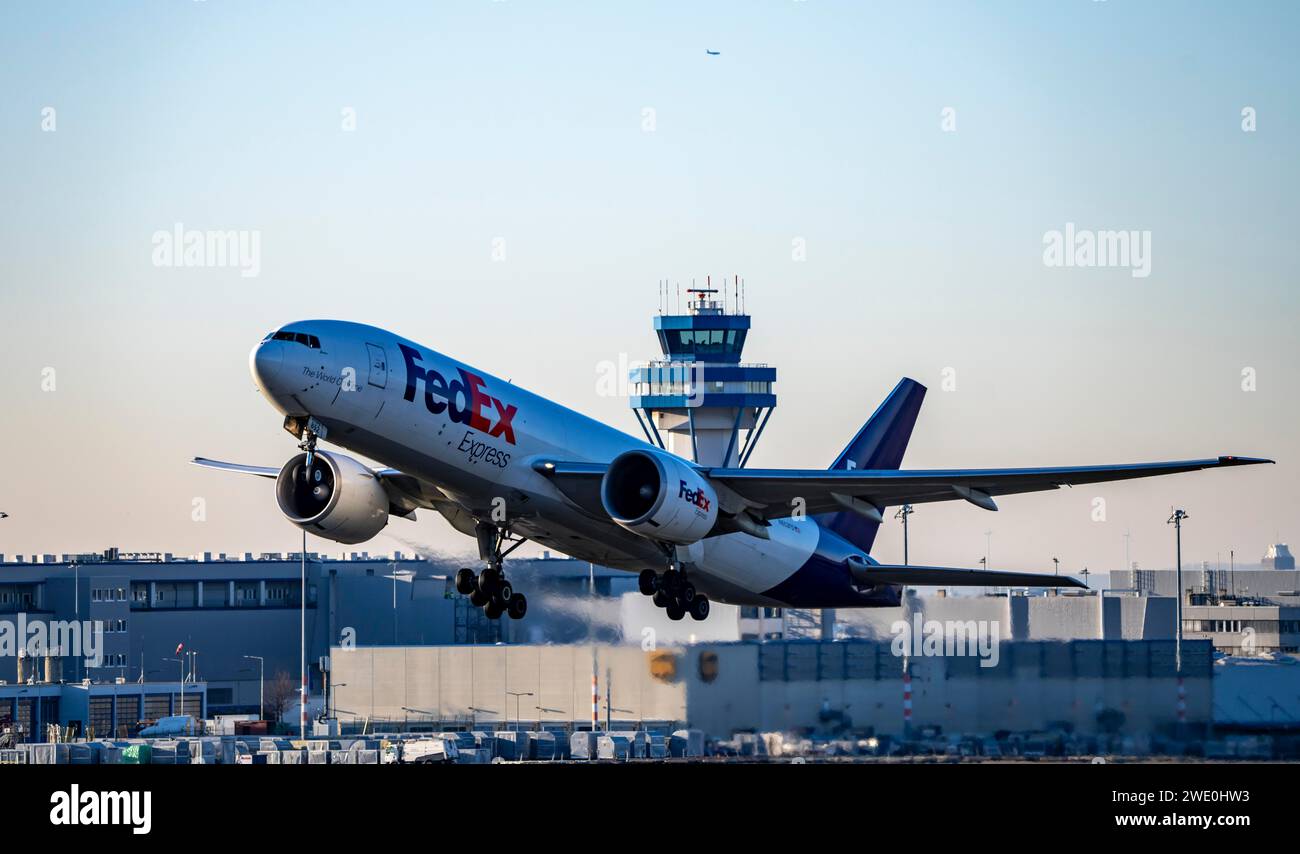 FedEx cargo aircraft, Boeing 777-FS2, taking off at Cologne-Bonn ...