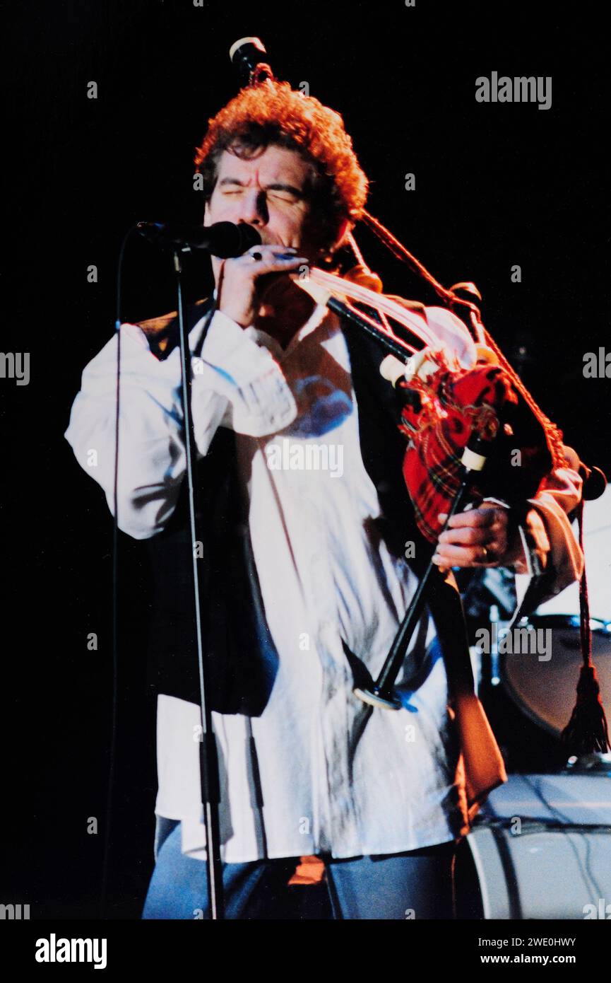 Pete agnew bass hi-res stock photography and images - Alamy