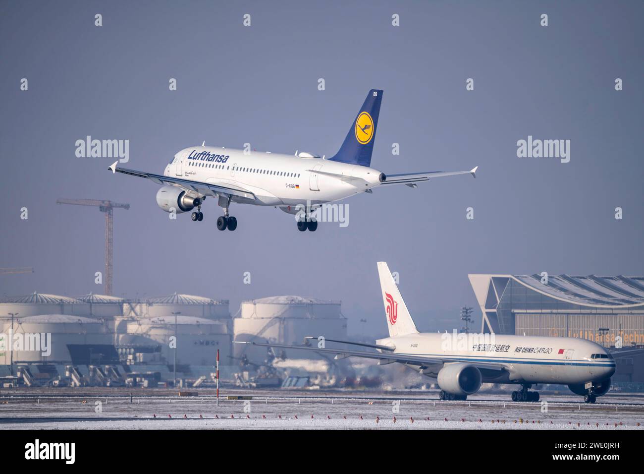 Lufthansa Airbus A319-100 beim Landeanflug auf den Flughafen Frankfurt FRA, Tower der ...