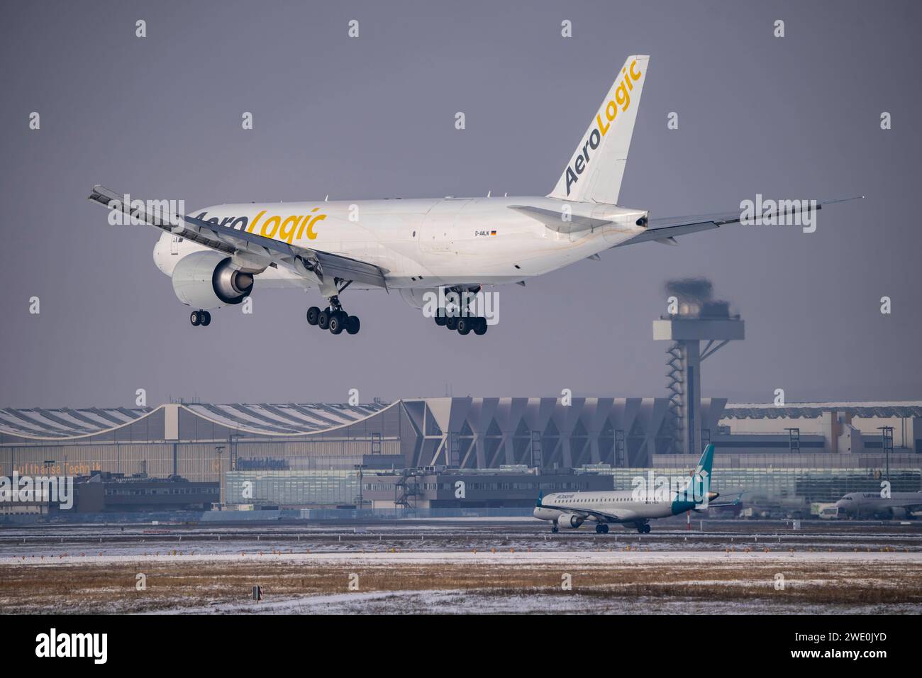 AeroLogic Frachtflugzeug, Boeing 777F beim Landeanflug auf den Flughafen Frankfurt FRA, Tower ...