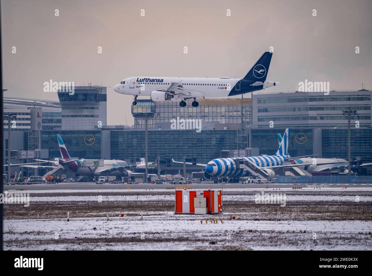 Lufthansa Airbus A320-200 beim Landeanflug auf den Flughafen Frankfurt FRA, Terminalgebäude ...